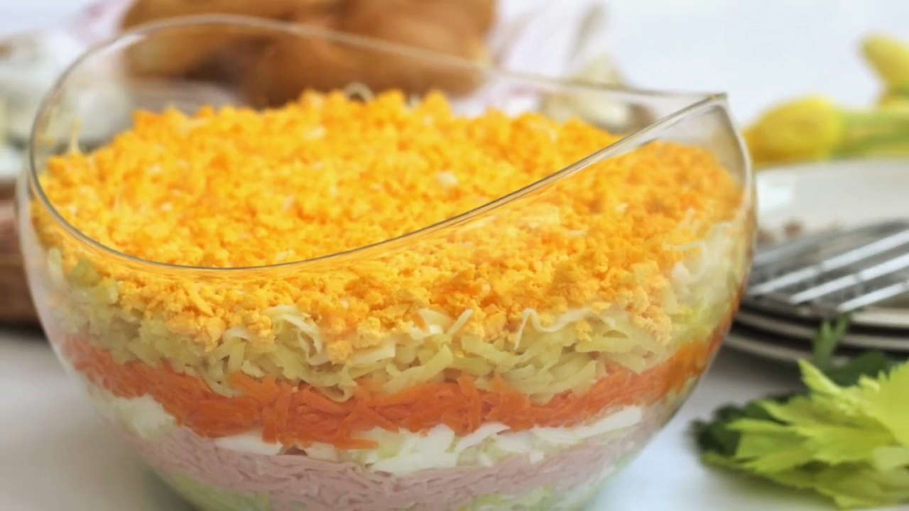 Kako napraviti mimoza salatu koja će oduševiti svakog gosta!